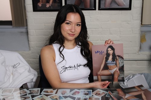 Kelly Lu autograph, item MO31553
